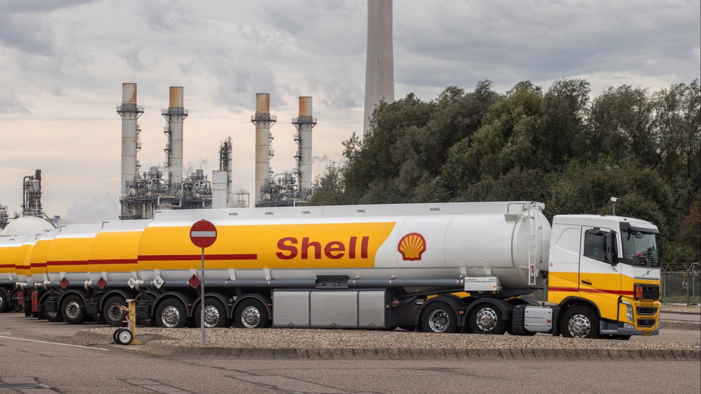 Shell and Total profits shrink as oil and gas prices fall | Financial Times